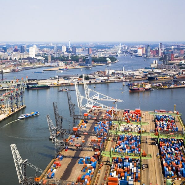 Overslag Rotterdam stabiel maar minder containers