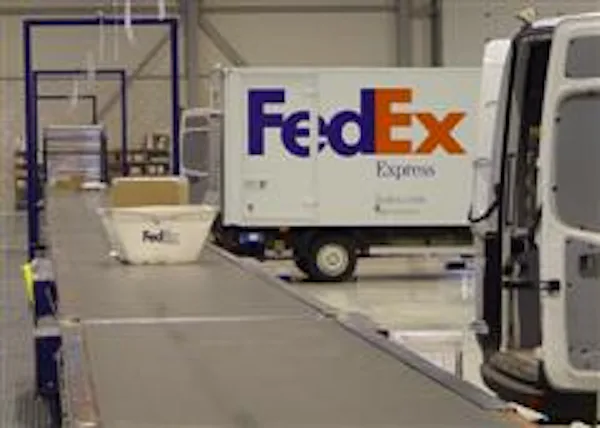 Dak distributiecentrum Fedex Duiven ingestort