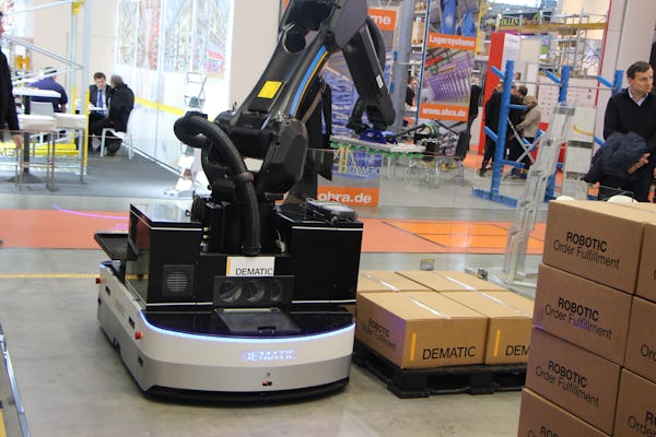 Dematic lanceert AGV met robotarm