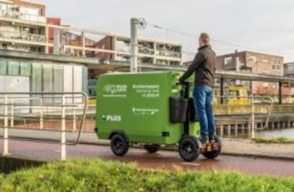 Plus bezorgt met elektrische bolderkar