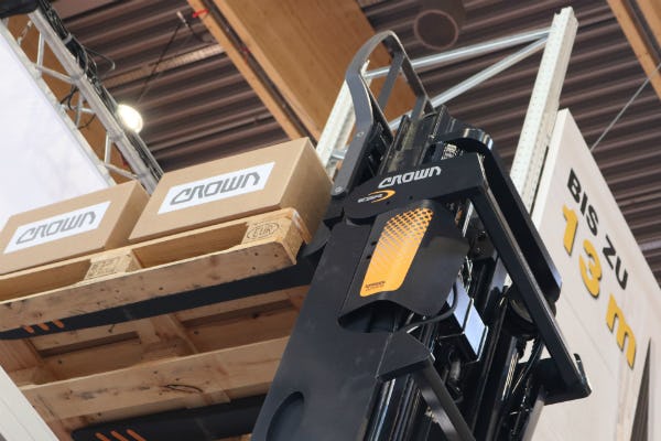 Previews op LogiMAT - reachtruck van Crown en Hyster