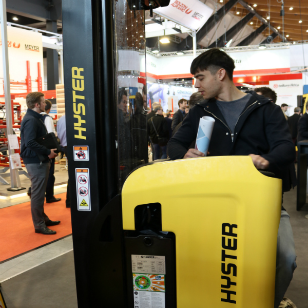 Previews op LogiMAT - reachtruck van Crown en Hyster