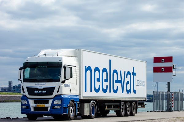 Neele-Vat neemt Mammoet Ferry en Mainport Warehousing over