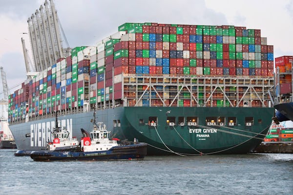 Vier maanden te laat doet Ever Given de ECT terminal aan