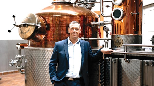 Circulaire en herbruikbare schenkkan laat de fles staan