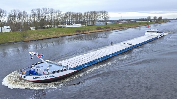 Nieuw binnenvaartschip op waterstof vervoert op Rijn
