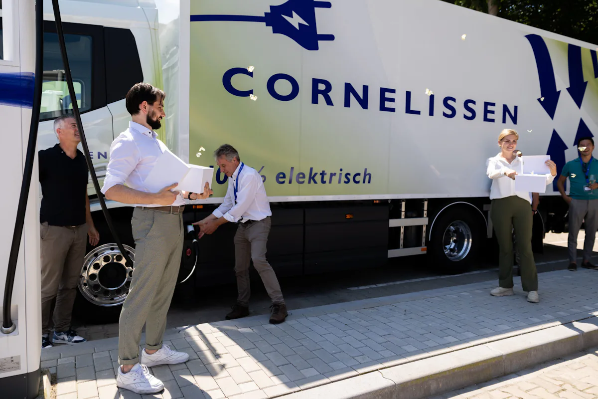 Cornelissen opent laadplein met acht palen in Tilburg