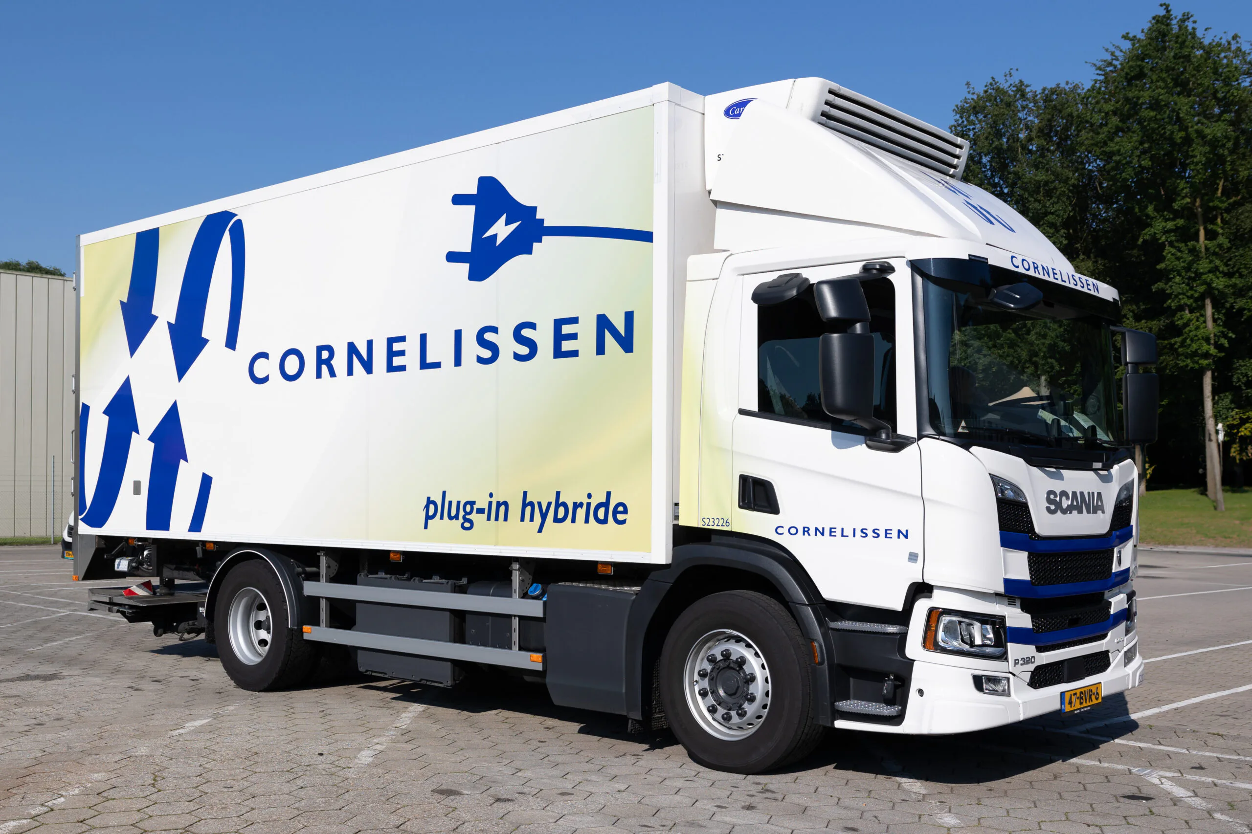 Cornelissen opent laadplein met acht palen in Tilburg