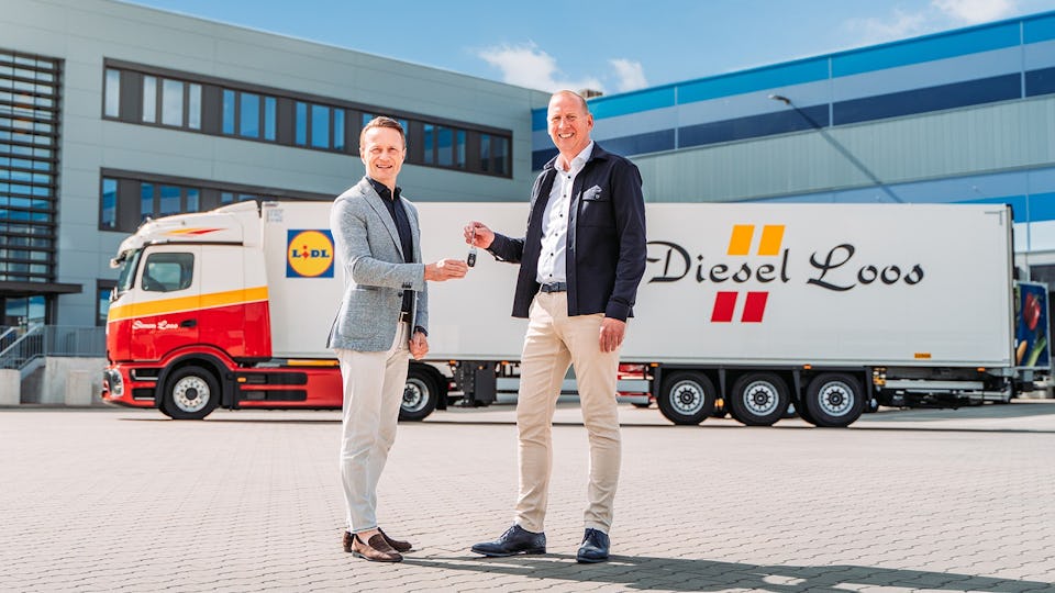 Simon Loos zet als eerste Mercedes-Benz eActros in bij Lidl