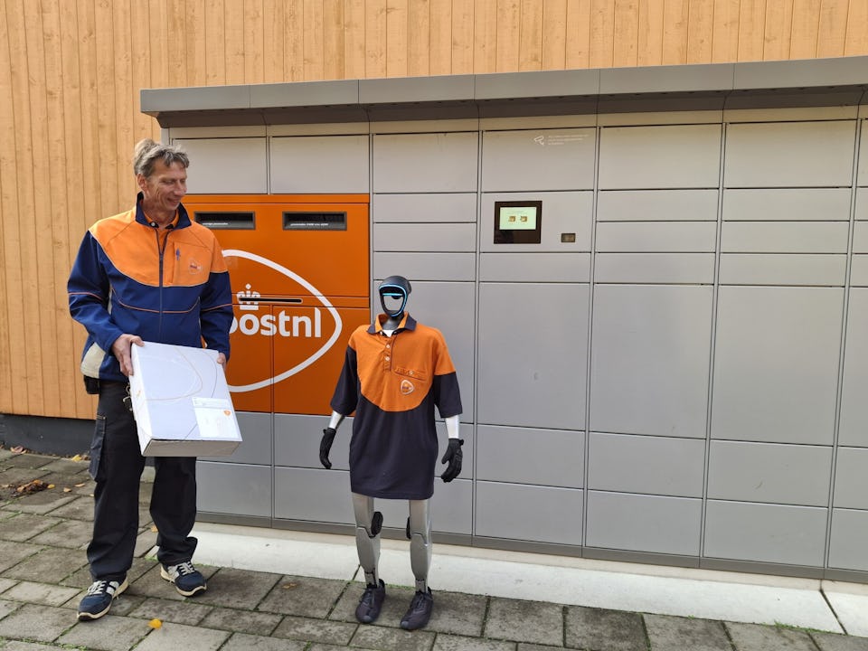 VIDEO - PostNL test drie bezorgrobots: 'Robothond is het meest ...